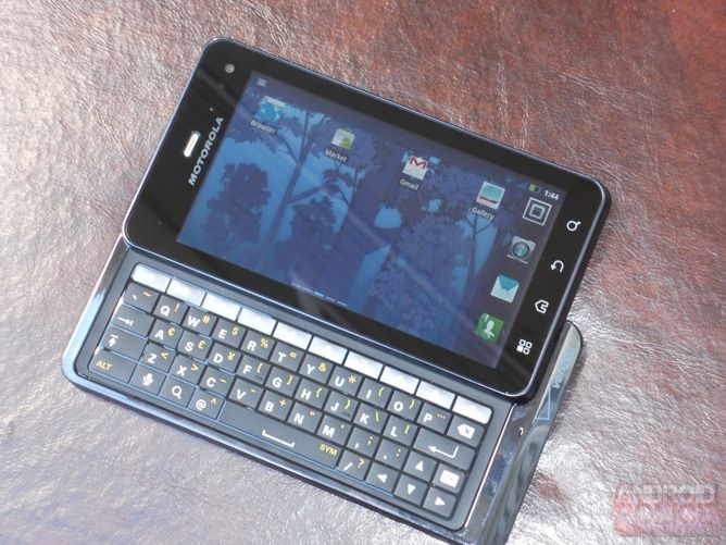 Unboxing & First Hands-On With The Motorola DROID 3
