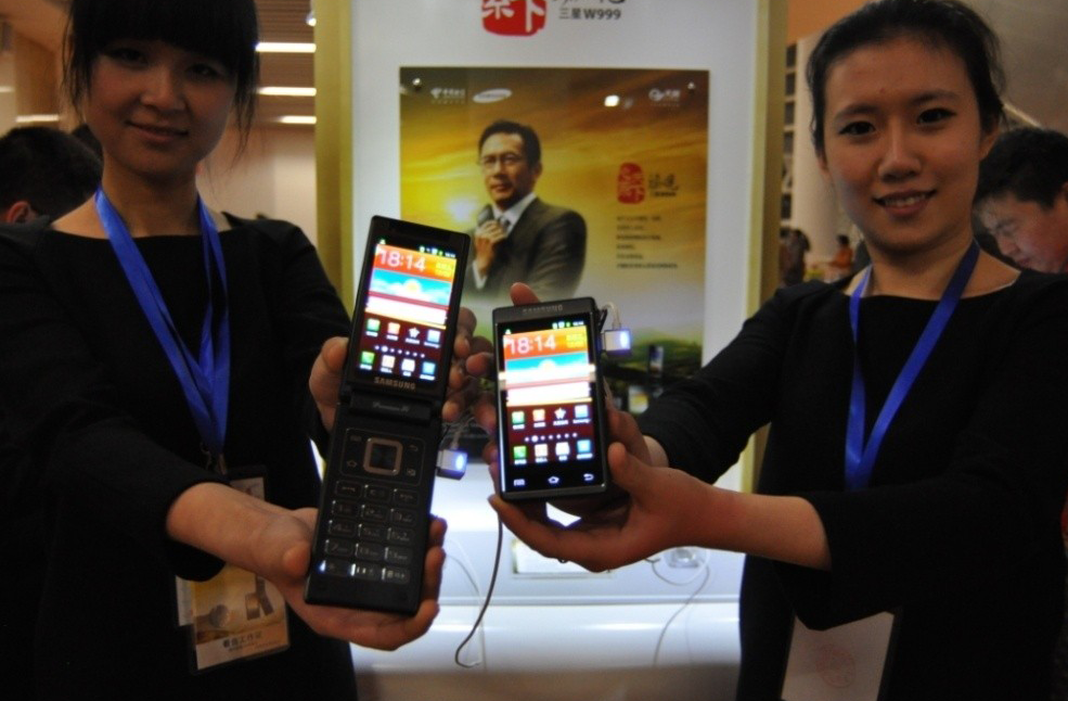 Samsung Announces The SCH-W999, An Android-Powered Flip Phone With Two ...