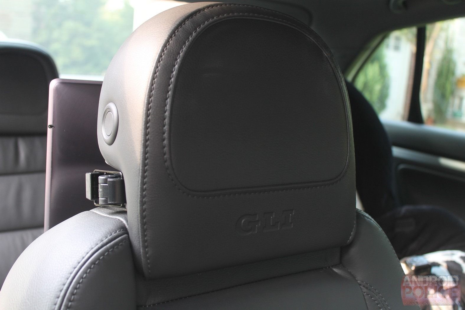 [Quick Look] Satechi Car Headrest Mount For Tablets: Pimp Your Ride ...