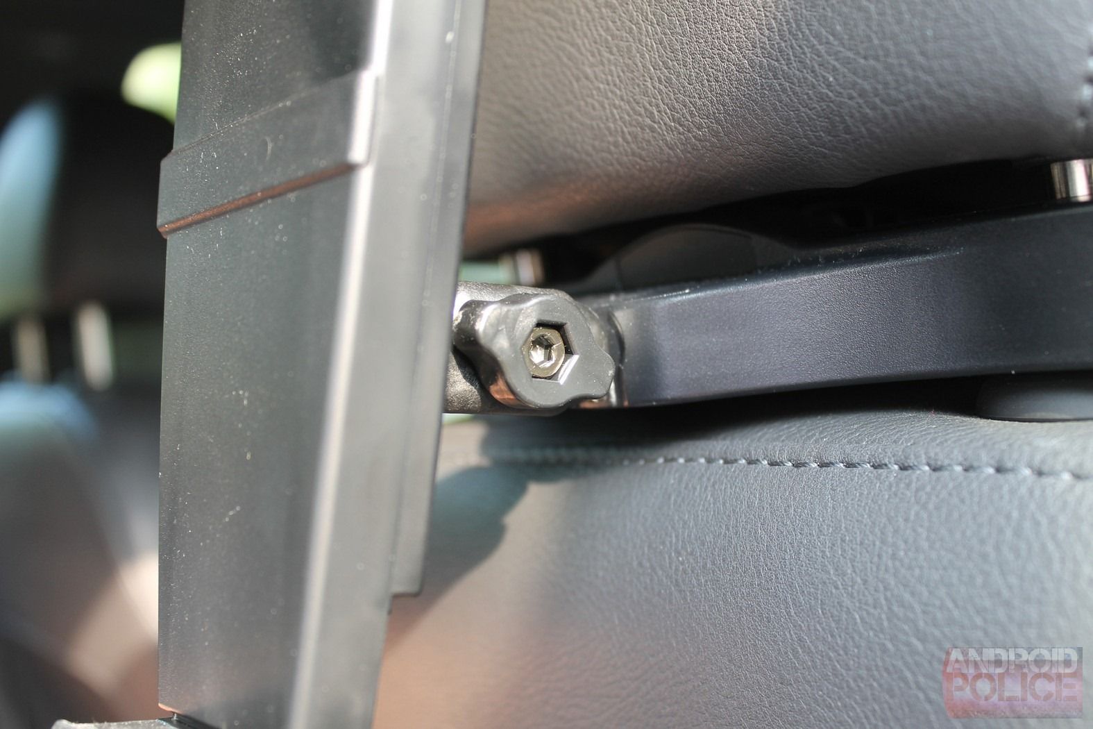[Quick Look] Satechi Car Headrest Mount For Tablets: Pimp Your Ride ...
