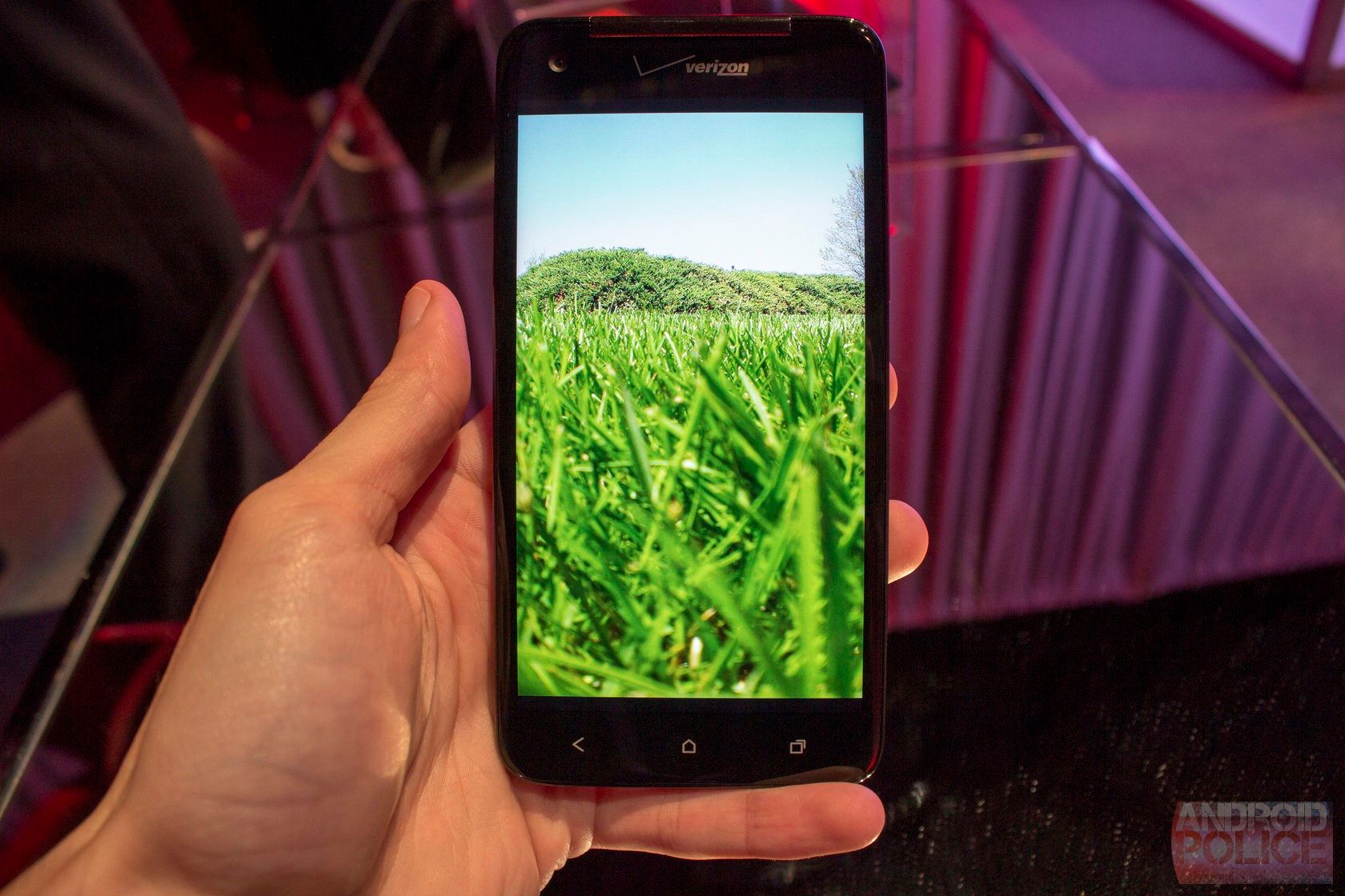 Hands on With The HTC DROID DNA: So Many Pixels!