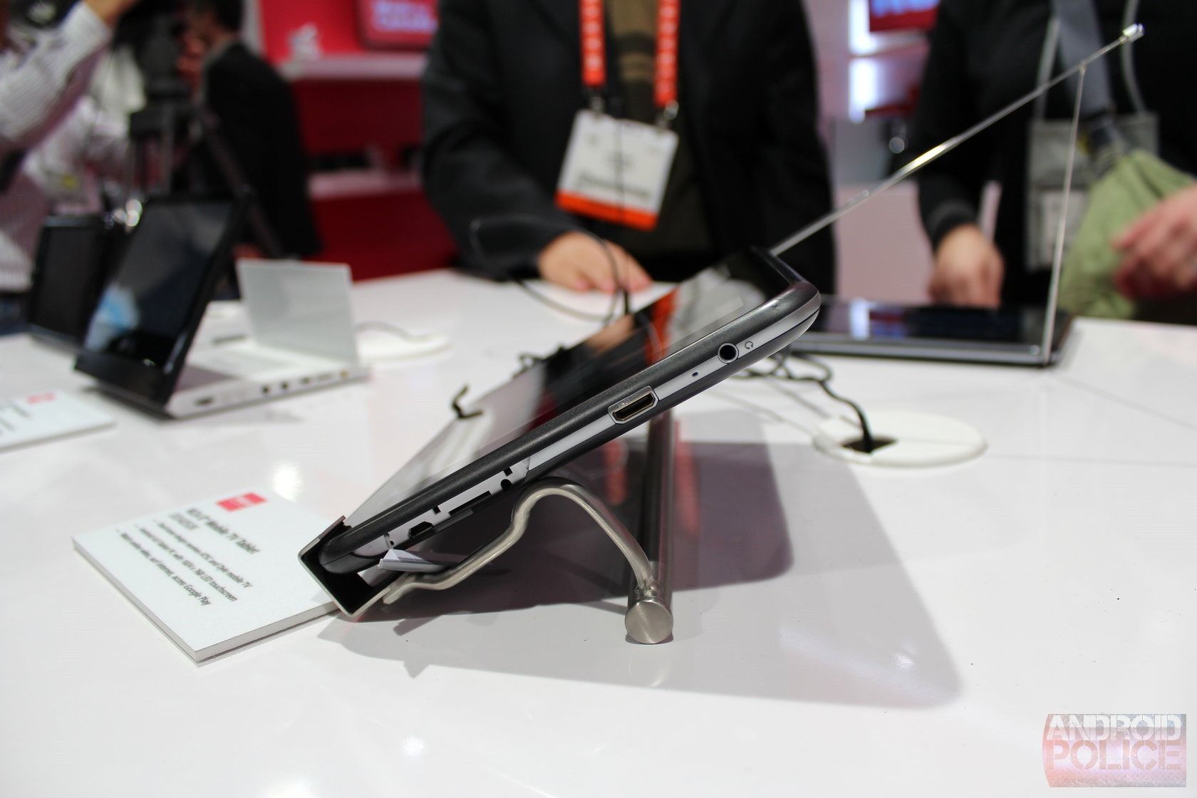 [CES 2013] Hands-On With The RCA 8" Mobile TV Tablet (Video)