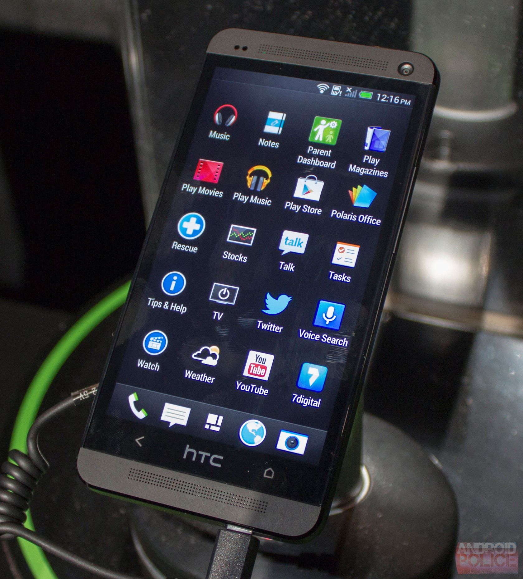 Hands-On With The HTC One - Great Build Quality, Great Screen, Odd ...