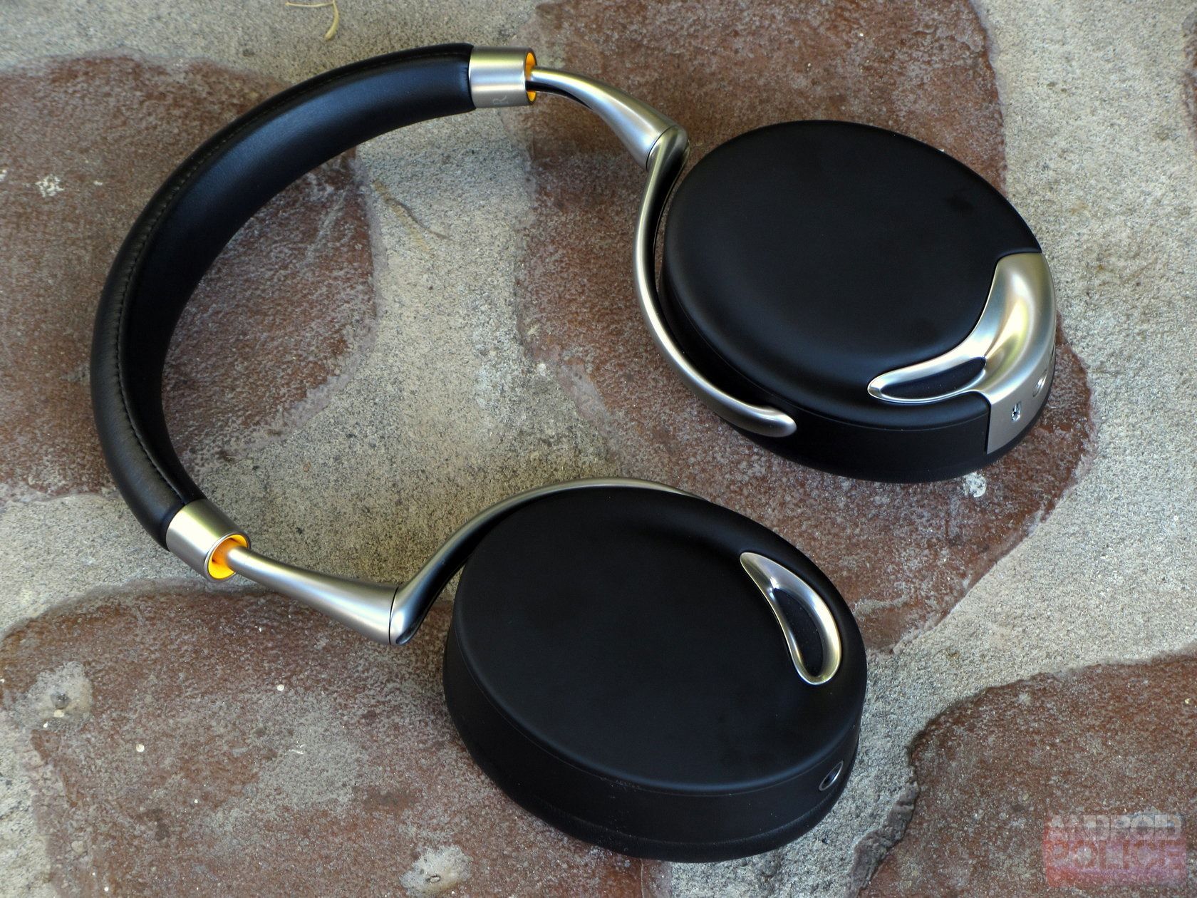 Parrot Zik Bluetooth Headphones Review: A Glimpse Into The Future Of ...