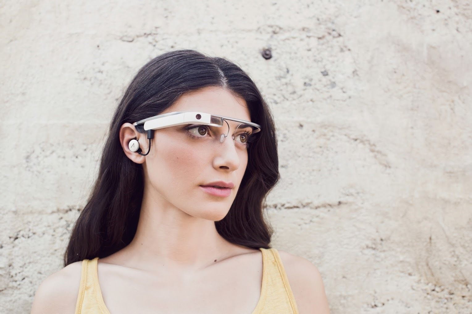 Google Shows Off The Optional Mono Earbud On The Upcoming Version Of ...