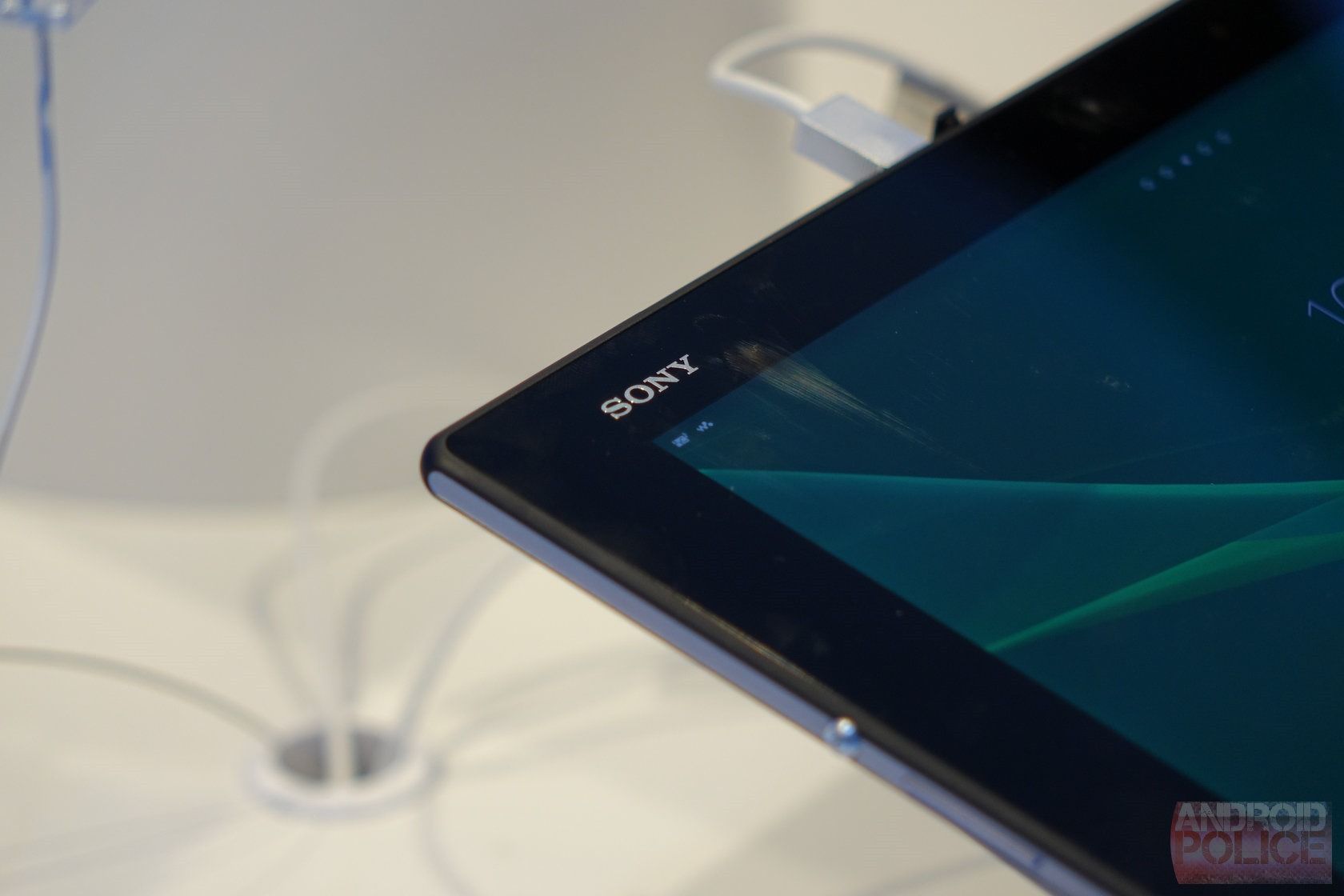 [MWC 2014] Sony Xperia Z2 Tablet Hands-On: A Crazy-Thin High End Tablet ...