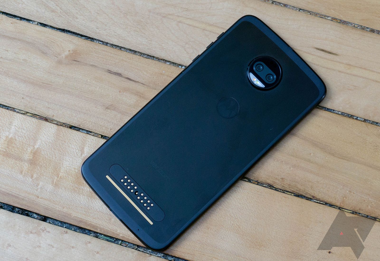 Hands-on: Moto Z2 Force and 360 Camera Moto Mod