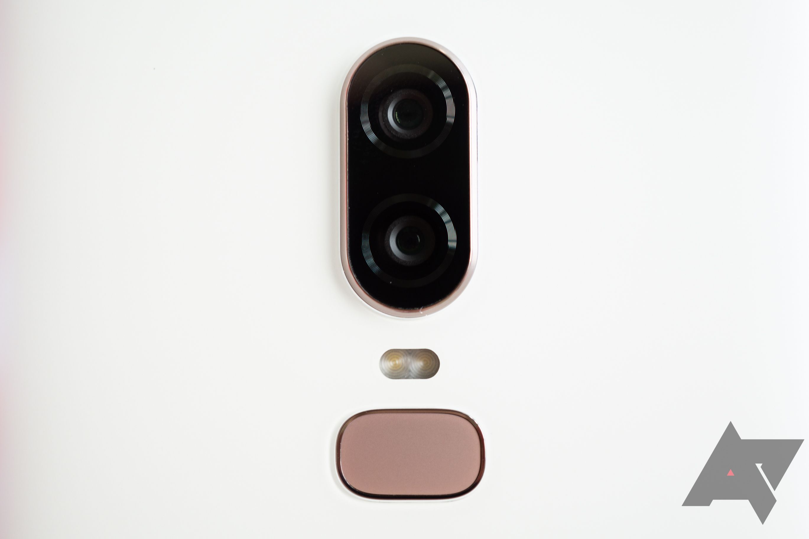 [Gallery] Limited edition Silk White OnePlus 6 is all dressed up for summer