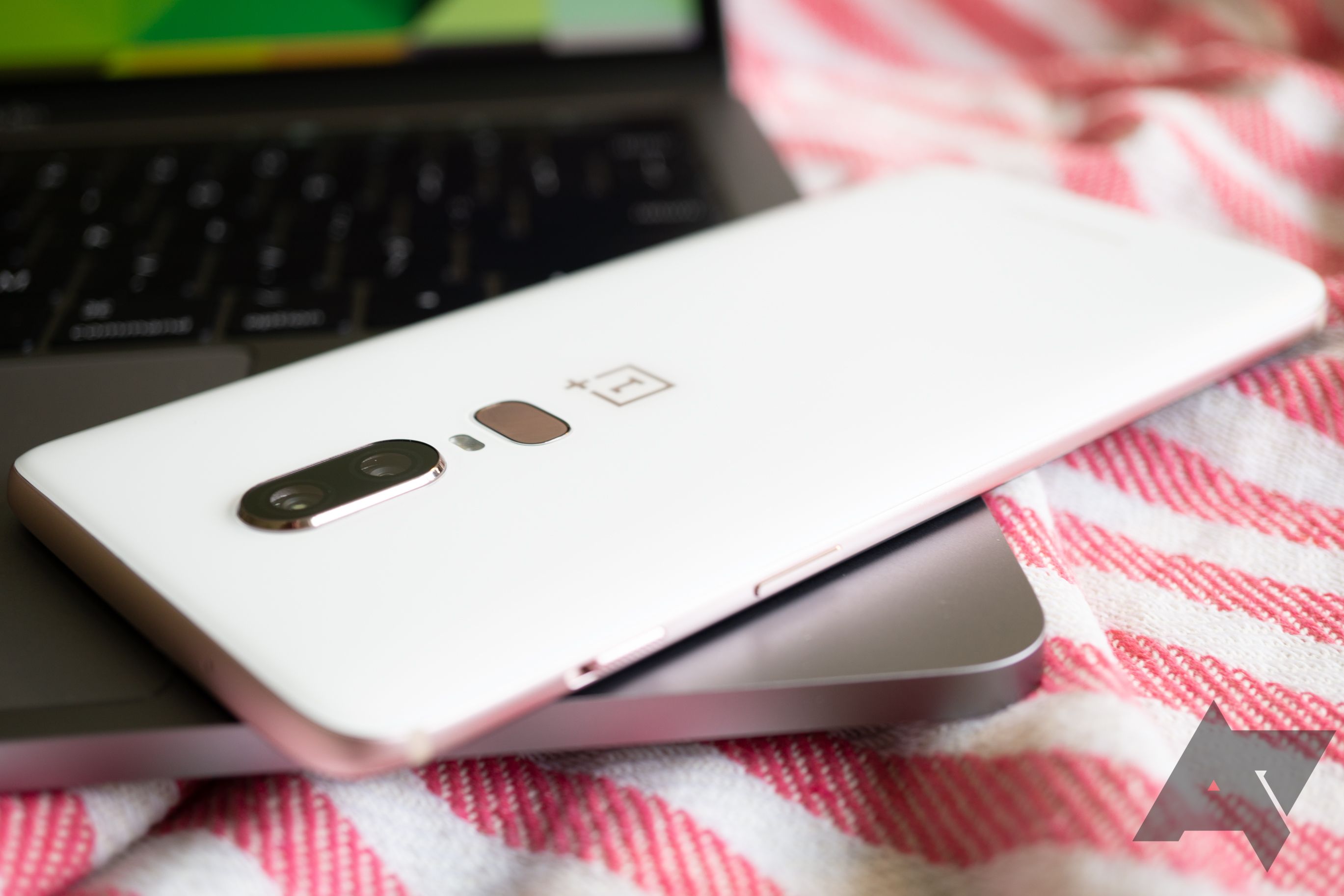 [Gallery] Limited edition Silk White OnePlus 6 is all dressed up for summer