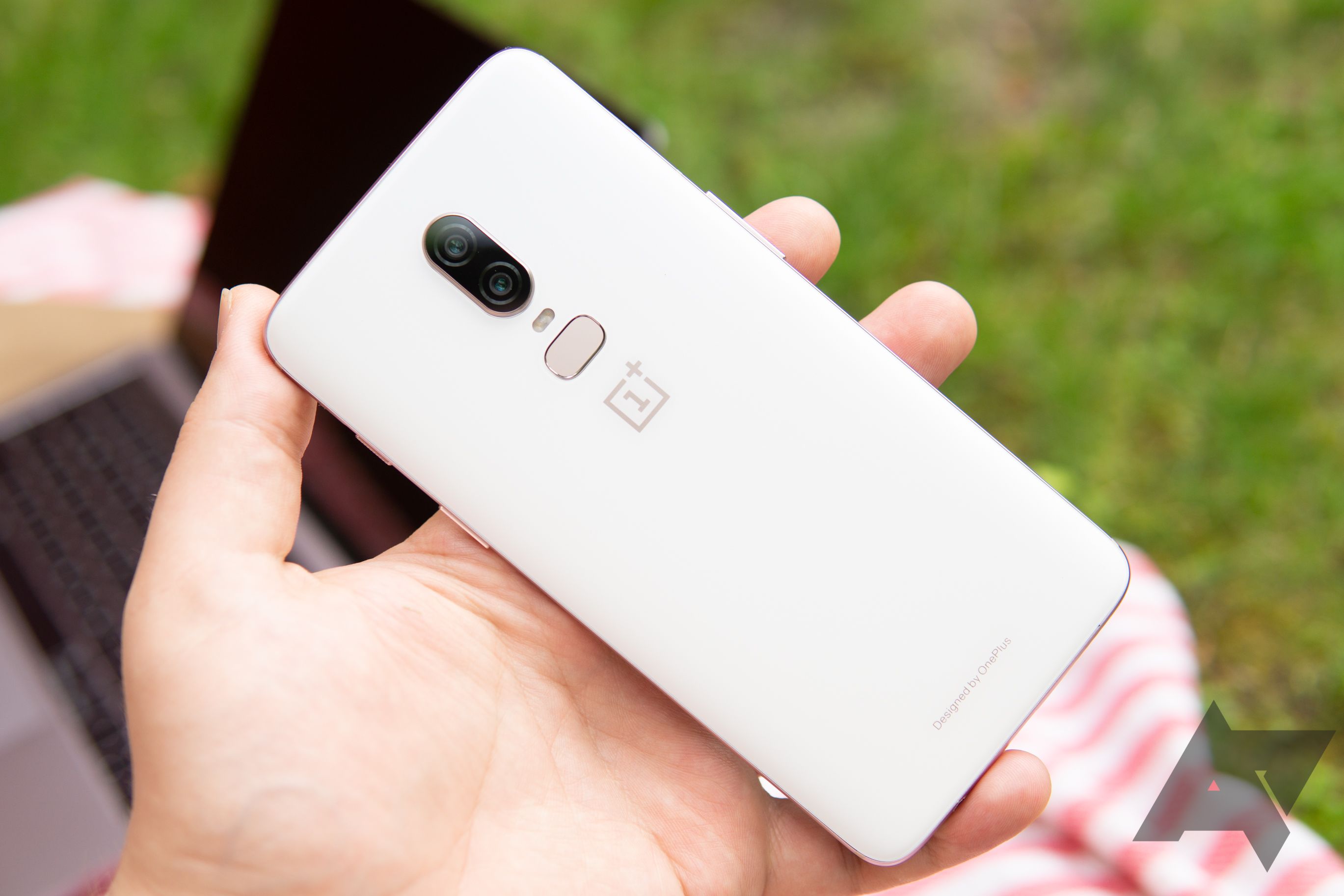 [Gallery] Limited edition Silk White OnePlus 6 is all dressed up for summer