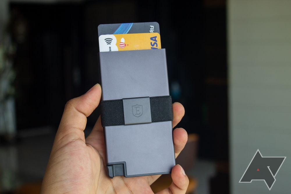 This smart wallet doesn’t look like one, and has a neat trick up its sleeve