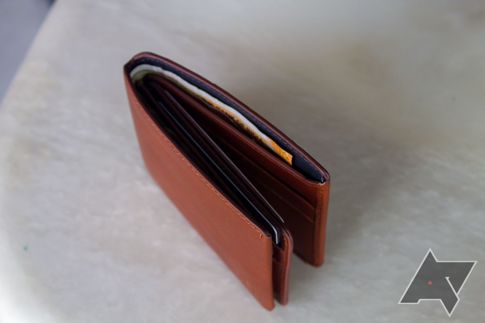 This smart wallet doesn’t look like one, and has a neat trick up its sleeve