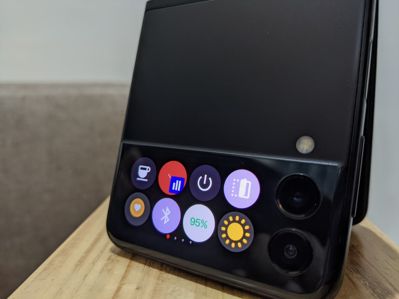 CoverScreen OS for the Samsung Galaxy Z Flip3 adds nifty tricks and ...