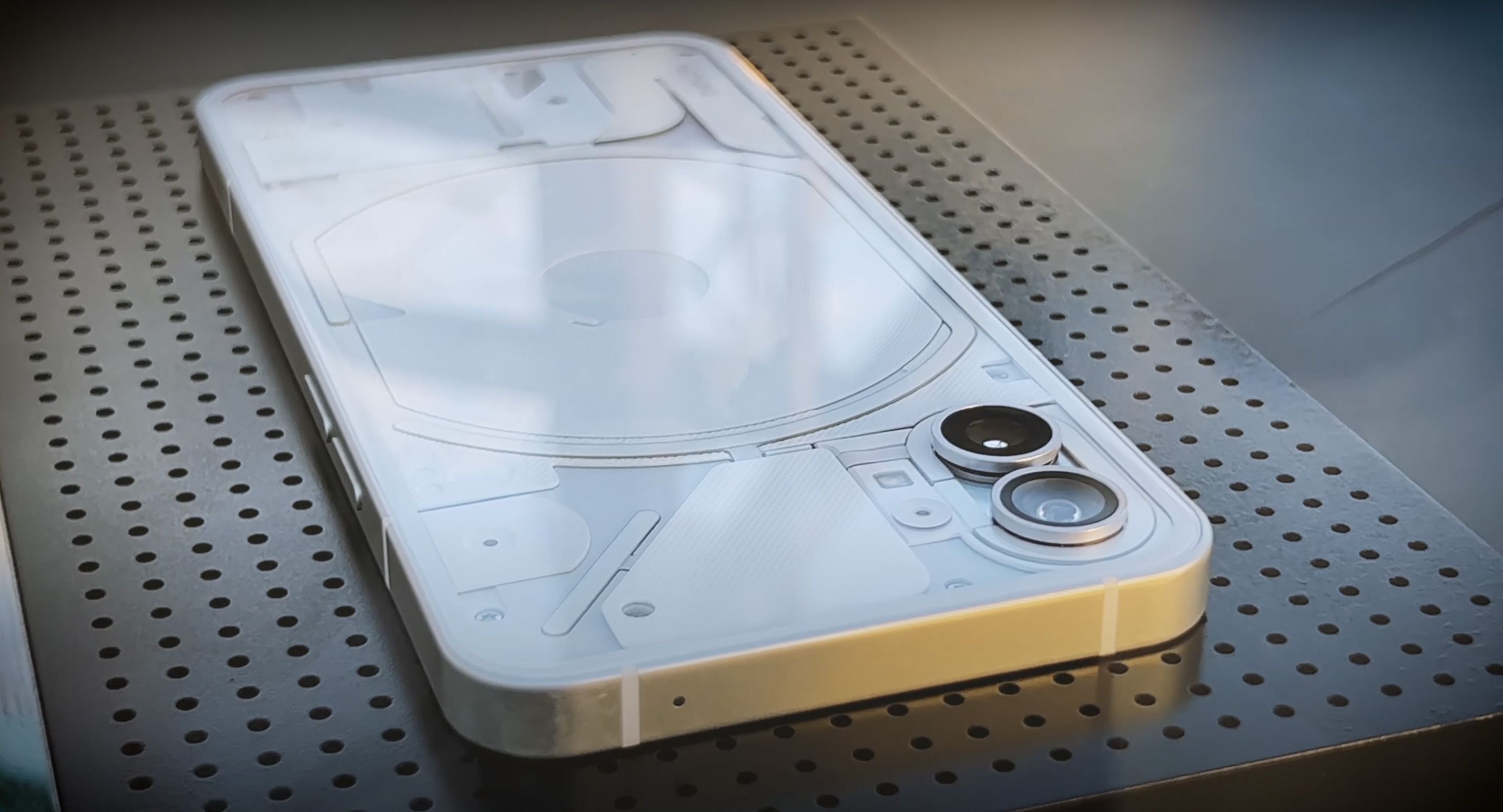 Nothing Phone 1 shows us its flashing rear lights in real-life video