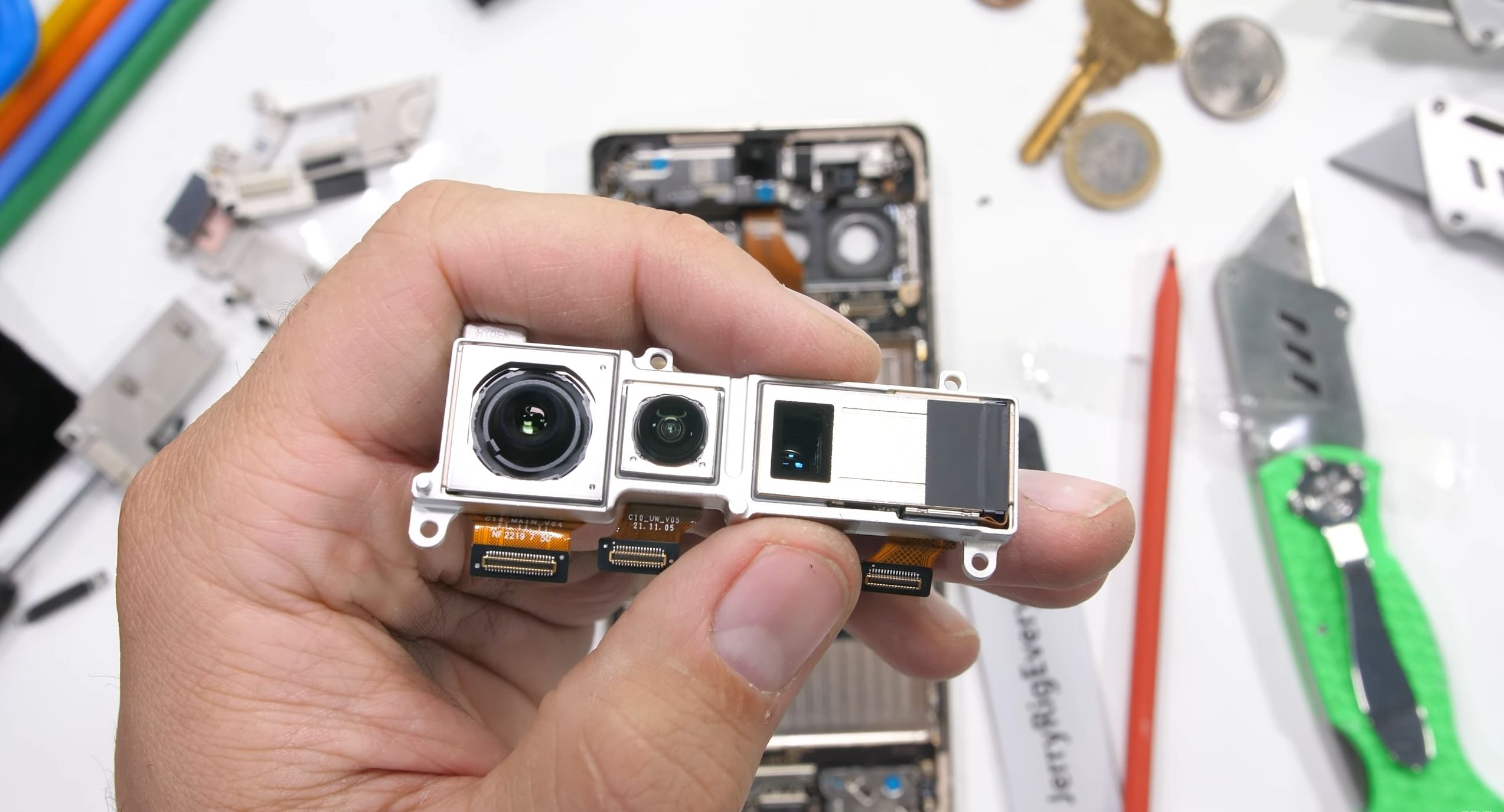 JerryRigEverything's Google Pixel 7 Pro teardown shows why it snapped ...