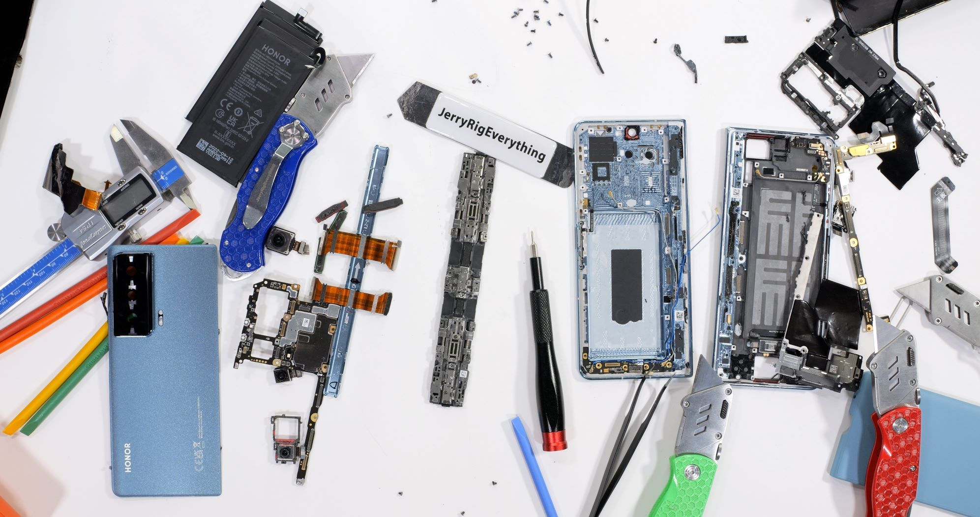 Watch JerryRigEverything tear down Honor’s latest Z Fold 4 competitor